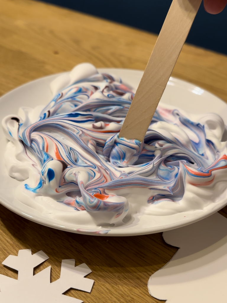 Marmorierte Weihnachtsmotive mit Rasierschaum zaubern!