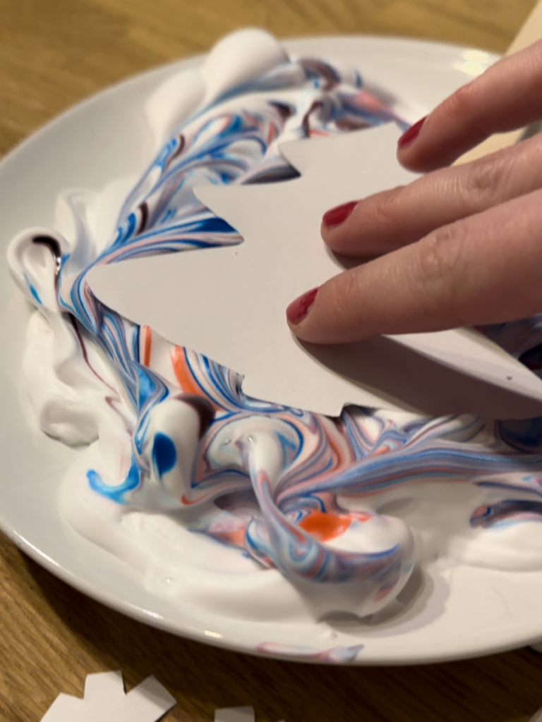 Marmorierte Weihnachtsmotive mit Rasierschaum zaubern!